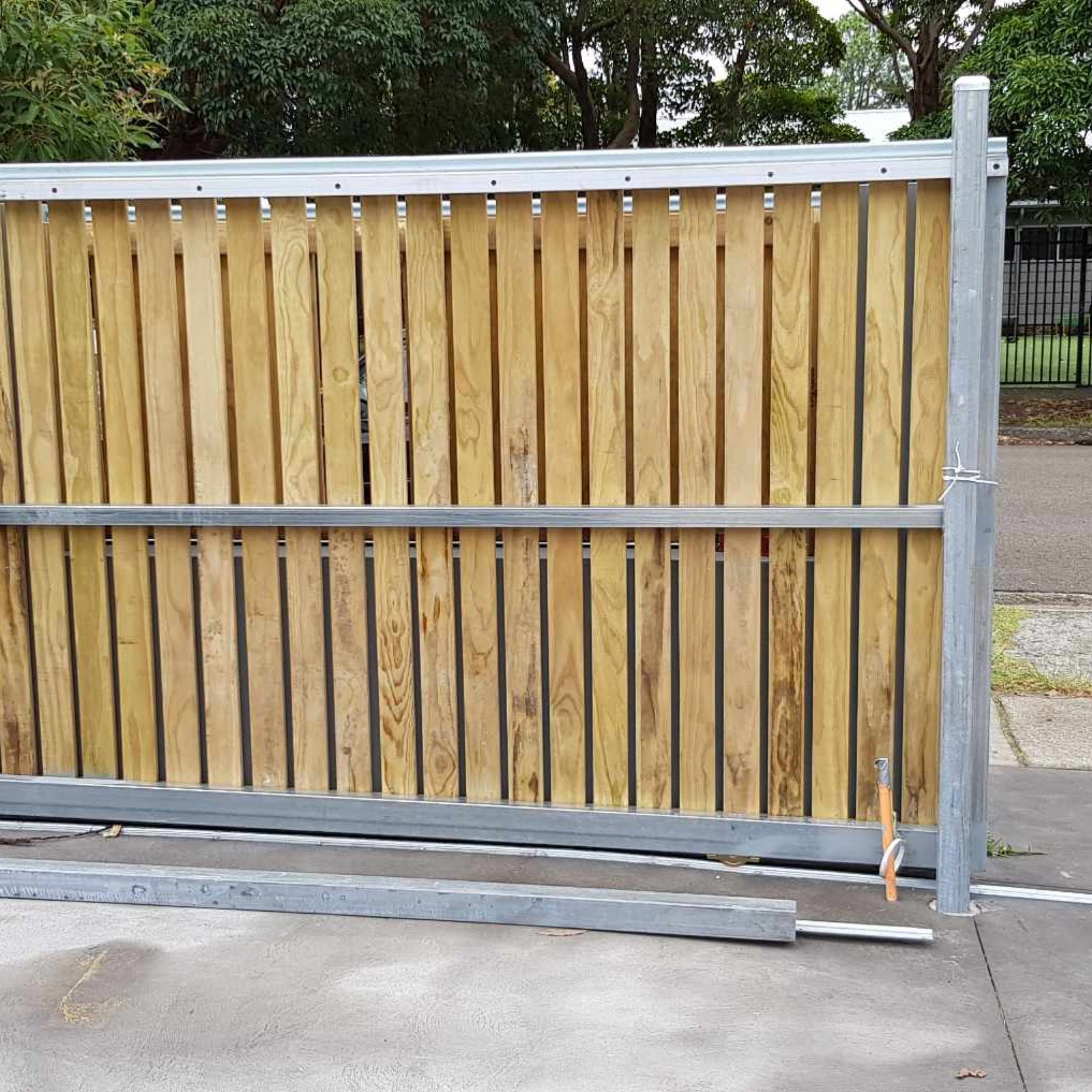 TIMBER SCREENING AND GATES - Mr Fencer | Commercial & Residential ...